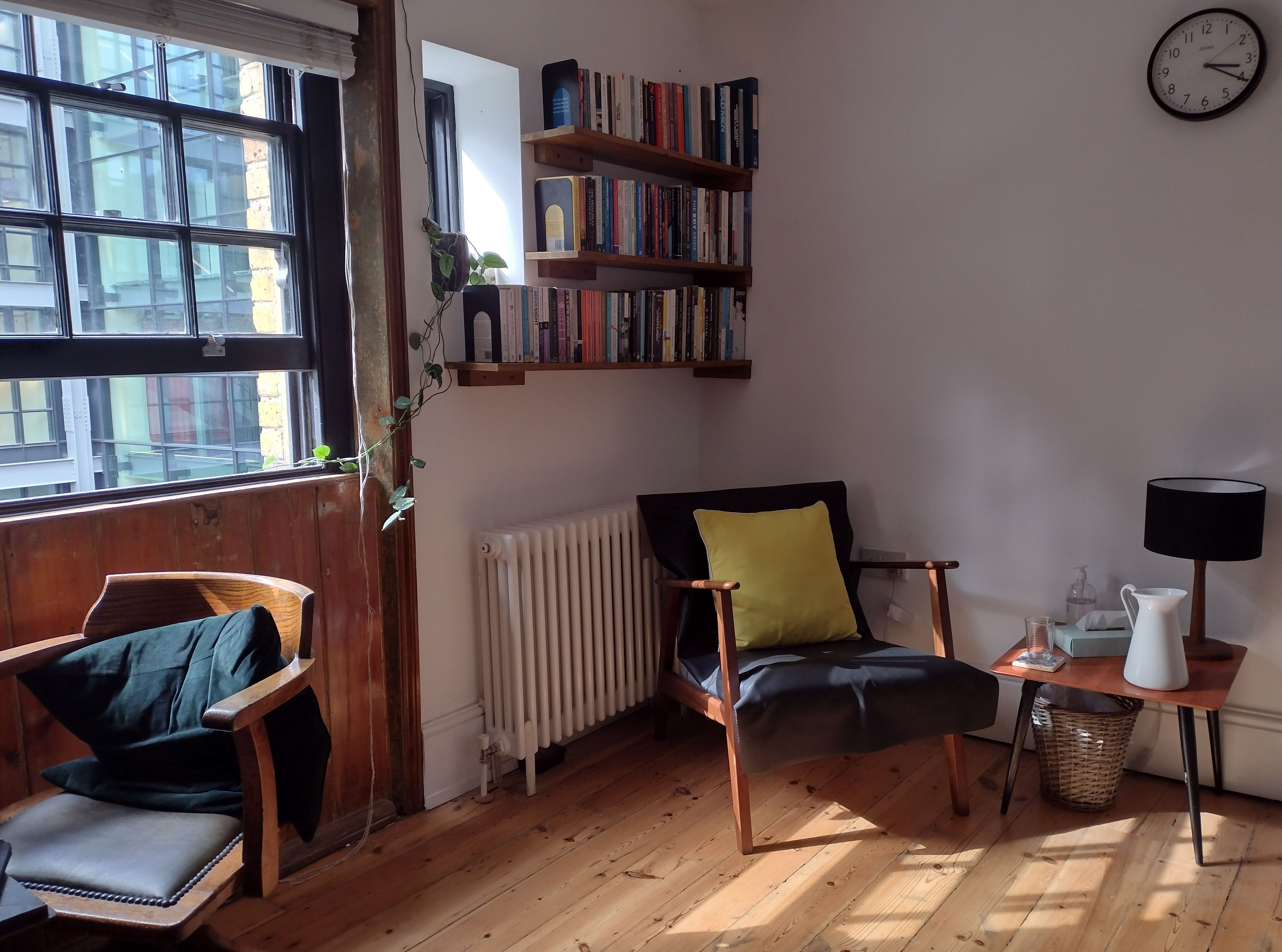 A spacious, quiet, elegant and cosy therapy room. - in London, England ...