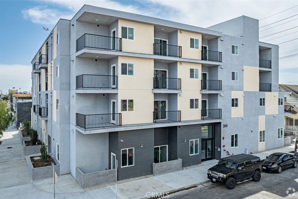 300 W 60th Street Los Angeles, CA 90003 - MLS #SR25061748 - Luxury ...