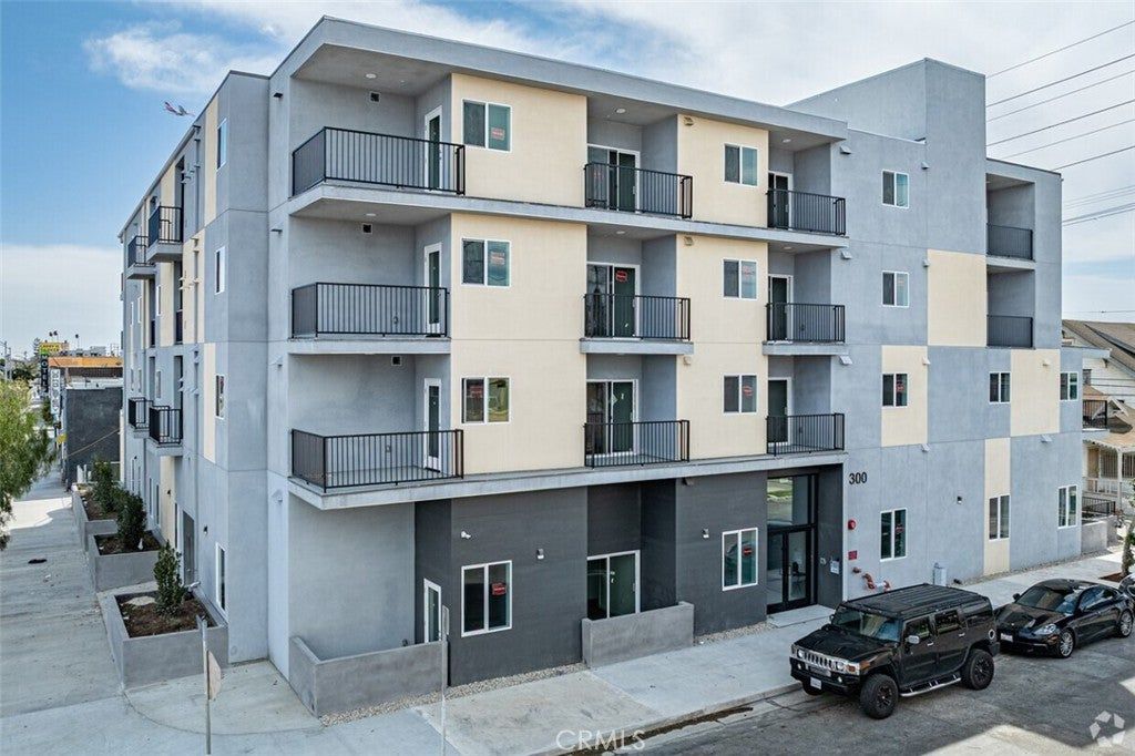 300 W 60th Street Los Angeles, CA 90003 - MLS #SR25061748 - Luxury ...