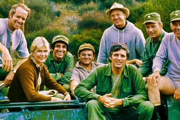 Exploring the Unique Episode of MASH Featuring the Entire Main Cast