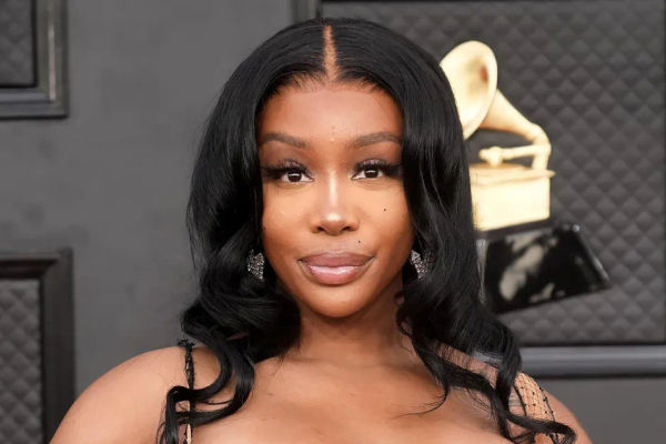 SZA Opens Up About Her Decision to Remove Breast Implants: 'Family ...