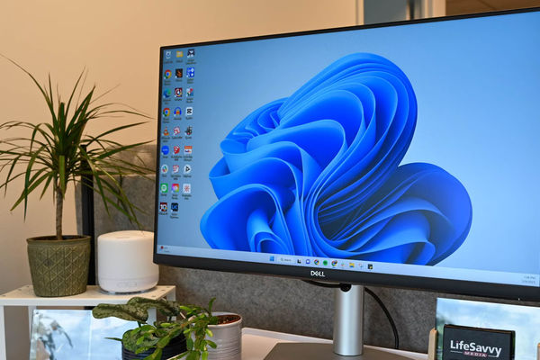 How to Customize Your Desktop Background in Windows 11