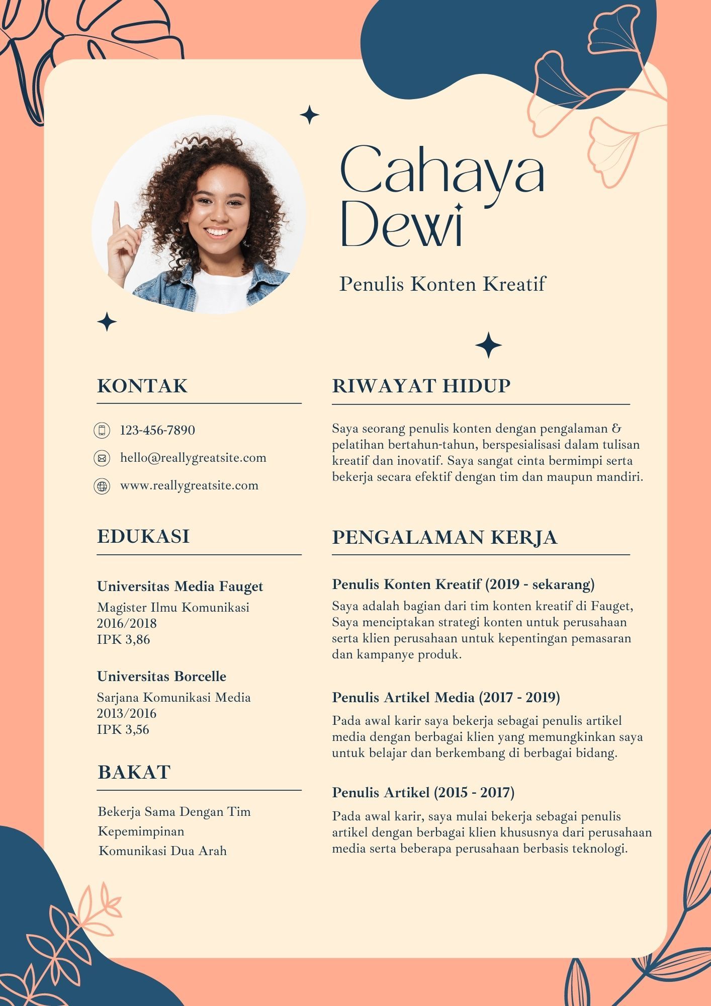 Download Template CV Keren Cream Penulis Konten Kreatif Gratis