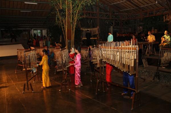 Harmony in Bamboo: Exploring the Enchanting Angklung at Saung Udjo, Bandung