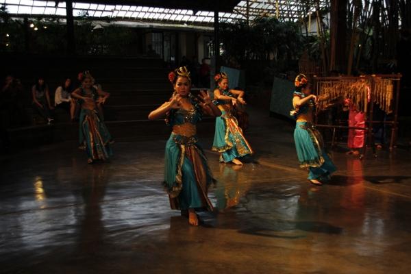 Harmony in Bamboo: Exploring the Enchanting Angklung at Saung Udjo, Bandung