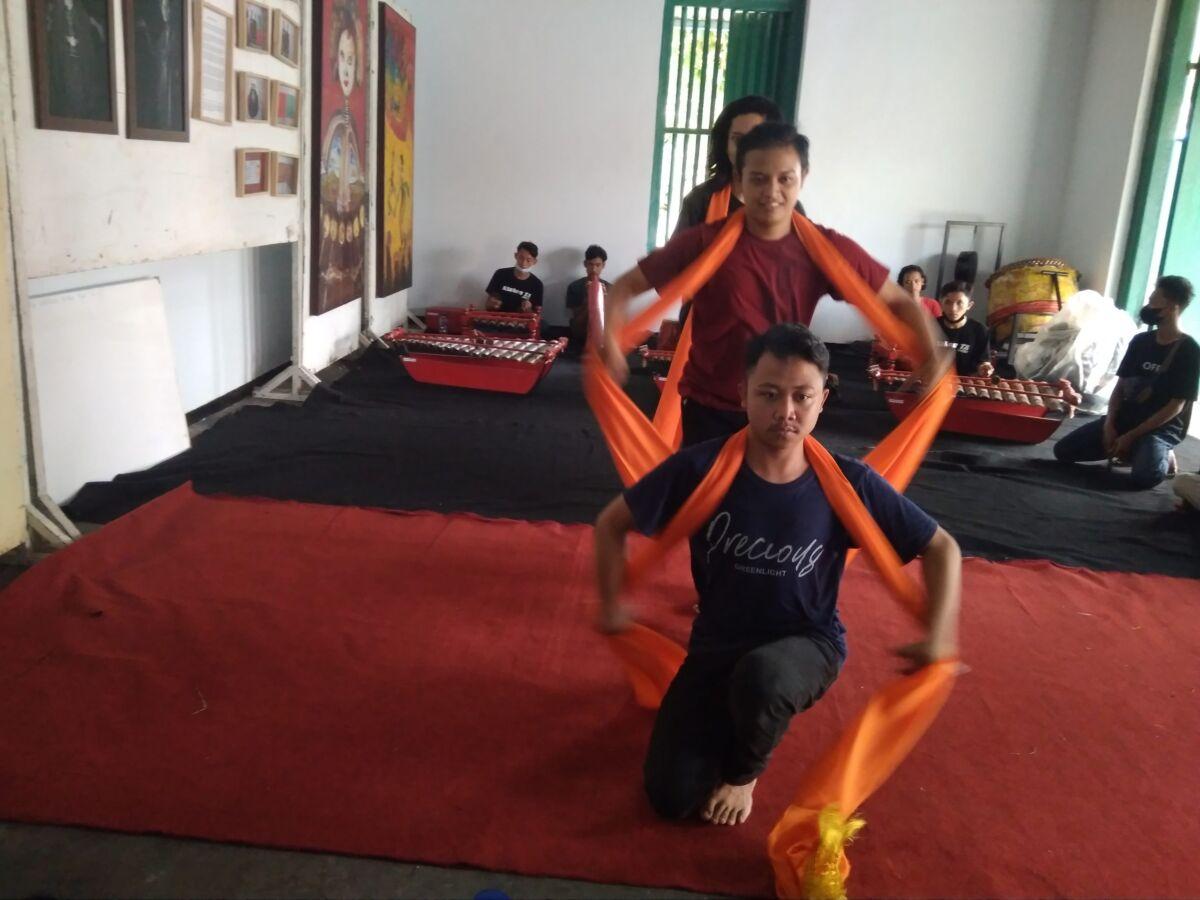 Java's Artistic Odyssey, The Fascinating World of Lengger Lanang