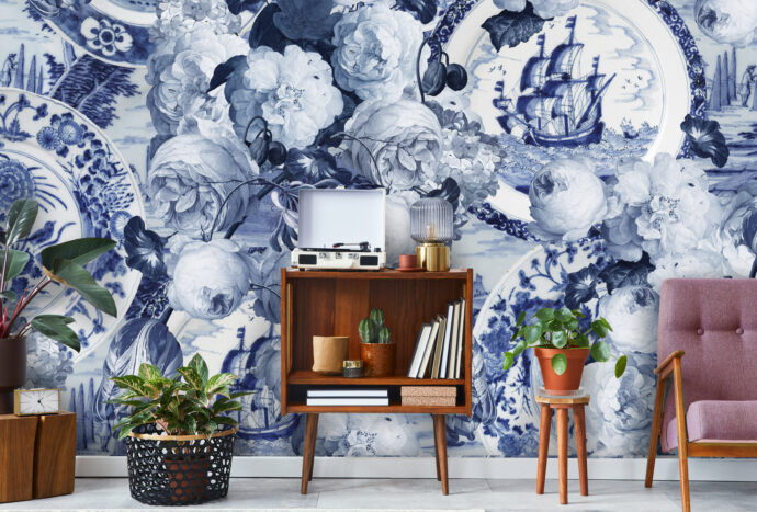 Hip behang met Delfts blauwe bloemen- Behang Fem - Stories on the Wall