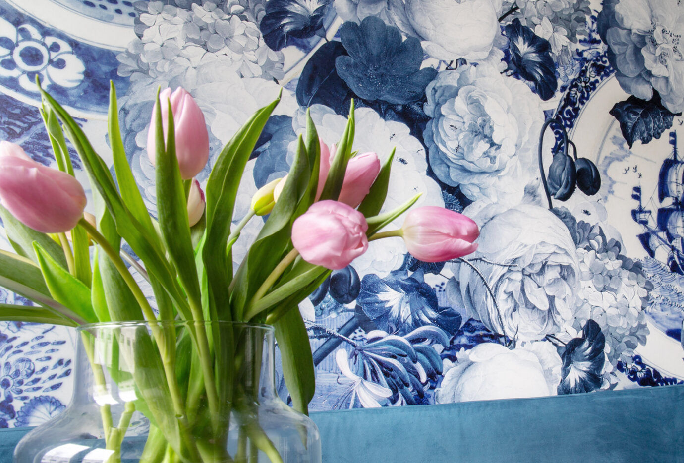 Hip behang met Delfts blauwe bloemen- Behang Fem - Stories on the Wall