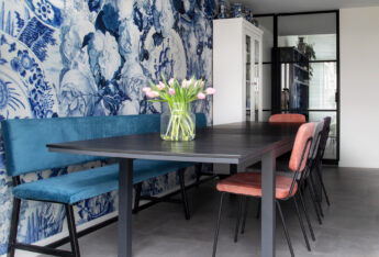 Hip behang met Delfts blauwe bloemen- Behang Fem - Stories on the Wall