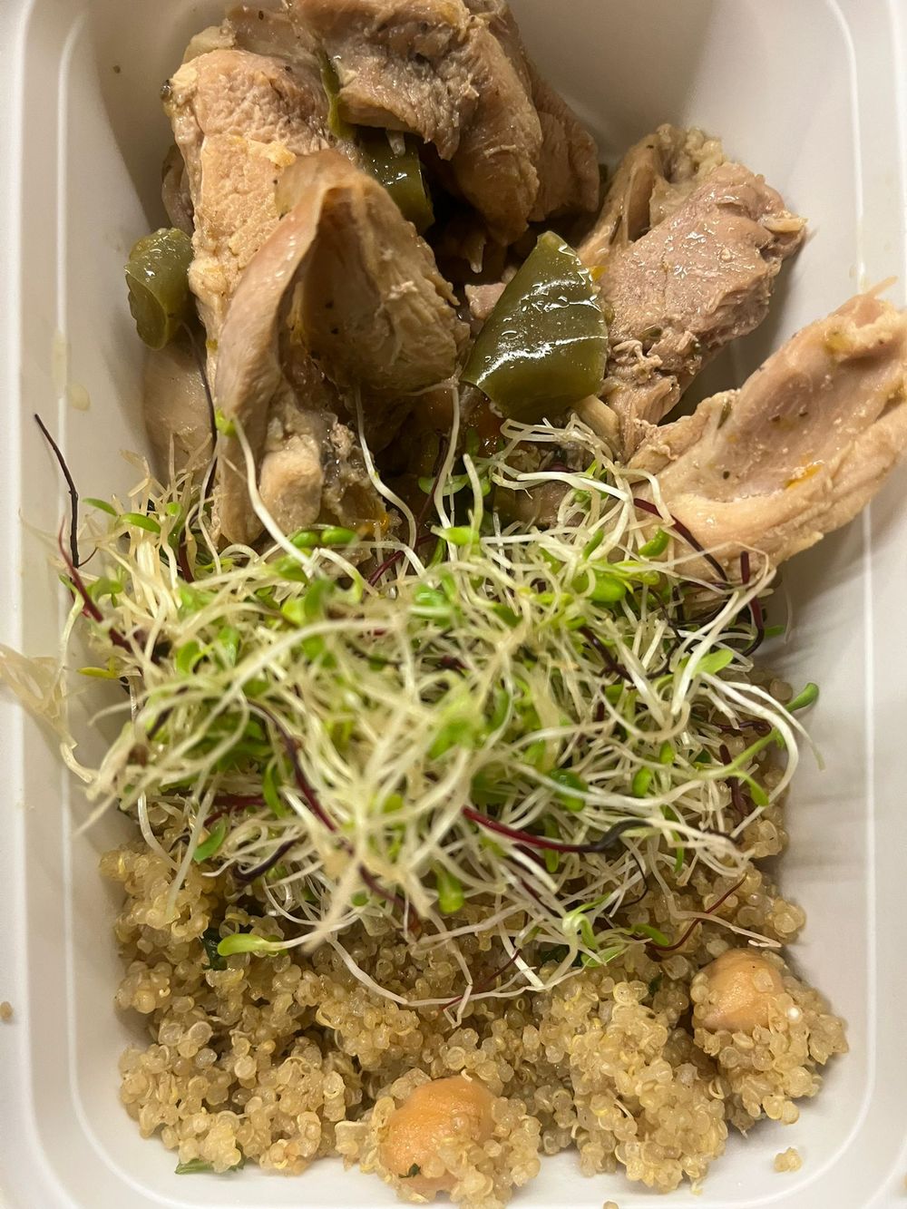 Pepper pollo, germinados, quinoa con garbanzos y un toque de curry ...
