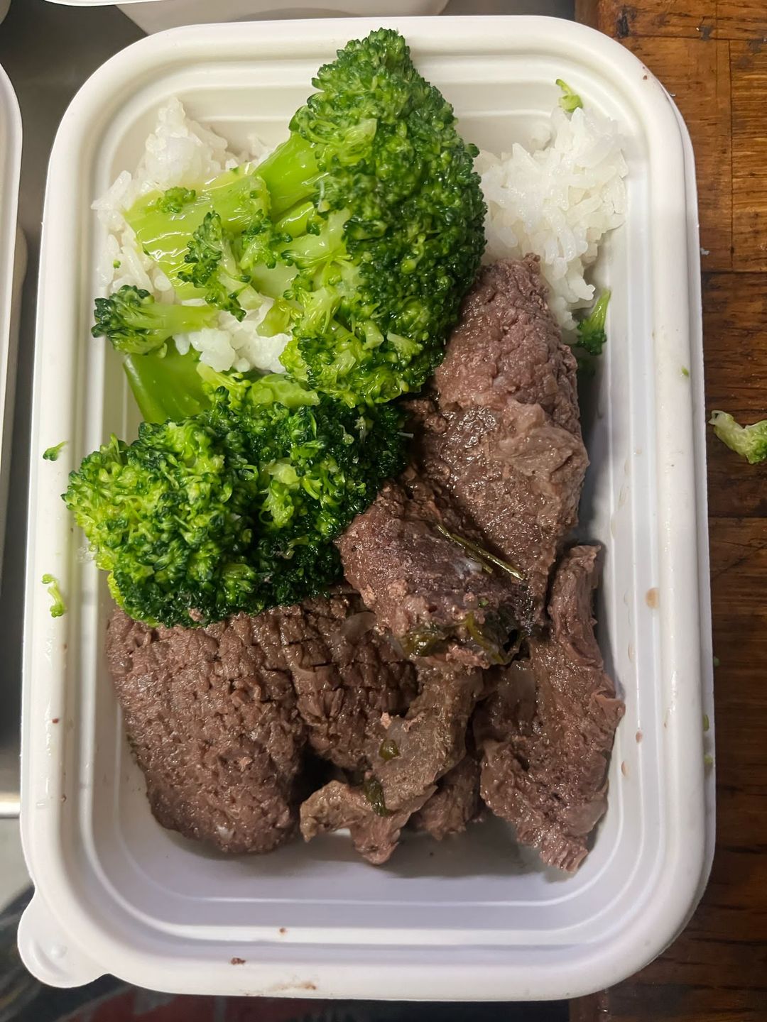 Biftec encebollado con arroz blanco y broccoli | Entrega a tu puerta
