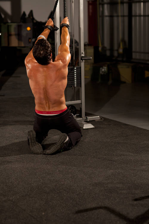 Remo en polea alta de rodillas | TrainerStudio.io - La app para ...