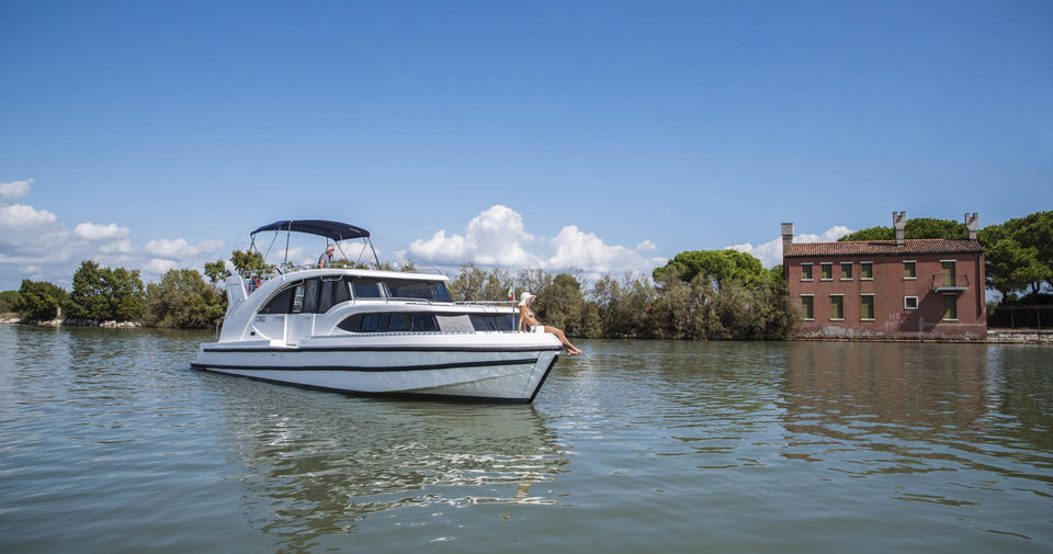 Houseboat 9 - Italy for rent | Borrow A Boat